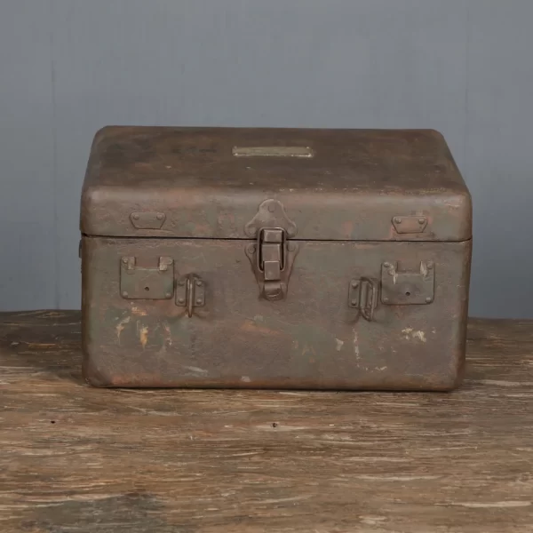 MILITARY old military box in iron - Soulosofie Mallorca